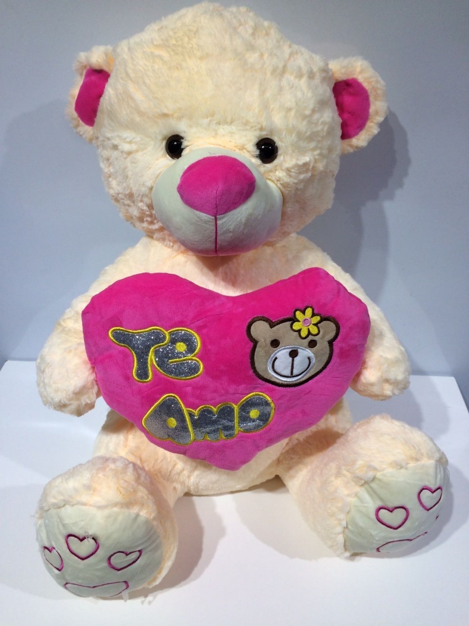 Oso con osito bordado en corazón – Paraiso Peluches